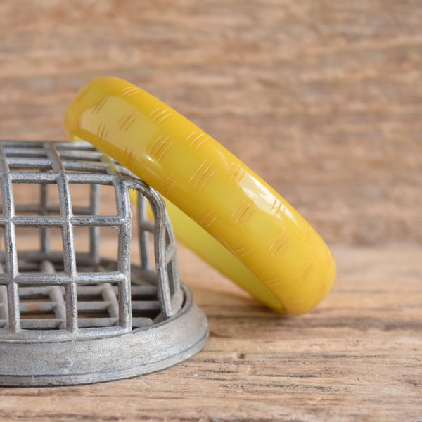 Vintage Modernist Round Bakelite Brooch – YournNonce